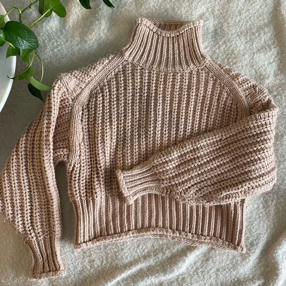 H&M | Sweaters | Chunky Rose Cropped Sweater | Poshmark